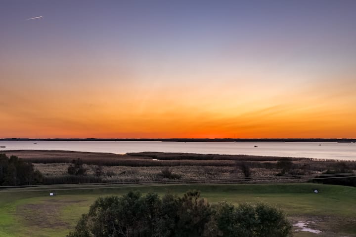 New! 3bd 2bth Oceanfront / Pool / Gym / Beach - Virginia Beach, VA