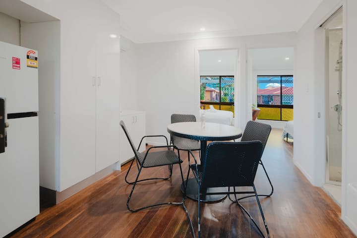Newly Renovated 2b1b Tiny House -Family Friendly - Brisbane