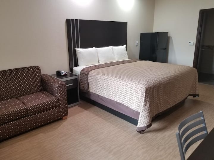 King Room, Scottish Inns & Suites, Near Shops - Bay City, TX