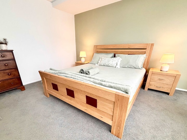 Luxe 2br 2bath & Terrace + Parking | Metro 200m - North Sydney