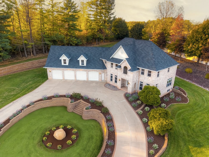 Touchdown Retreat | Indoor Pool, Hot Tub & Games! - グリーン・ベイ, WI