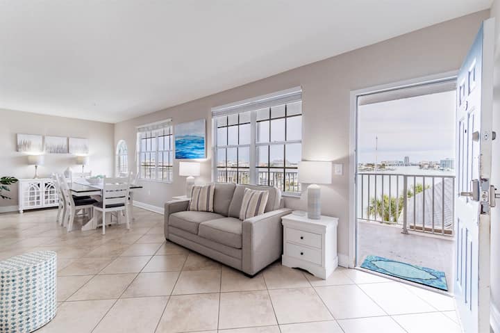 Coastal Retreat | Unbeatable Location | Sleeps 10 - Clearwater Beach, FL