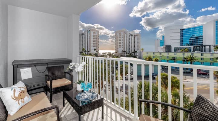 Coastal Retreat | Unbeatable Location | Sleeps 8 - Clearwater Beach, FL