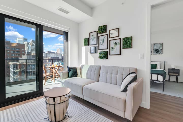 Skyline Jungle Retreat | City Views | Parking |Gym - Mount Royal University