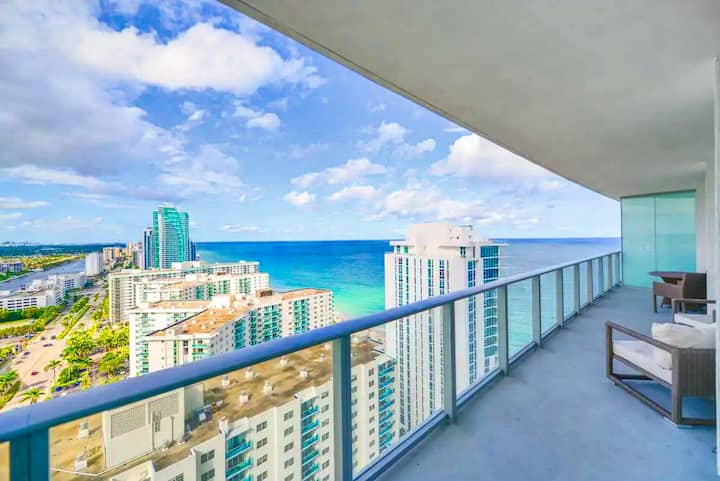 Luxury Ocean Views – Pool, Gym & Beach Access - Hollywood, FL