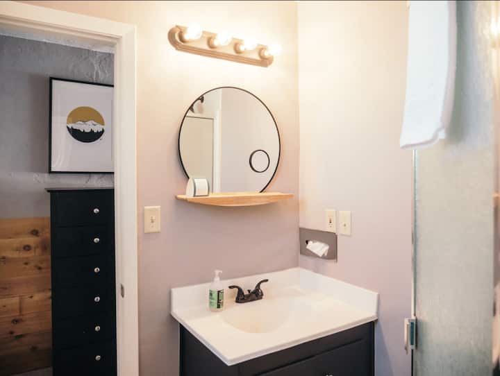 Knotty Pine Accents, Sleeps 4 - Mount Shasta, CA