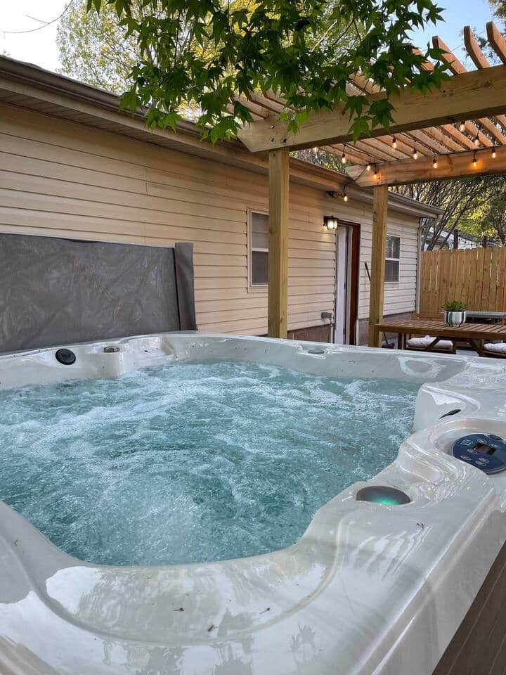 Cozy Home Near The Gathering Place With A Hot Tub - Tulsa, OK
