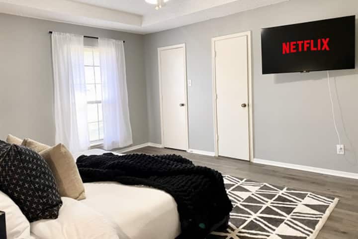 The Cozy Corner - Nflx - Arcade - Fencedyard - North Richland Hills, TX