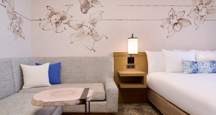 Oceanfront King Bed + Club Access | 4.5 Star Hotel - Honolulu, HI