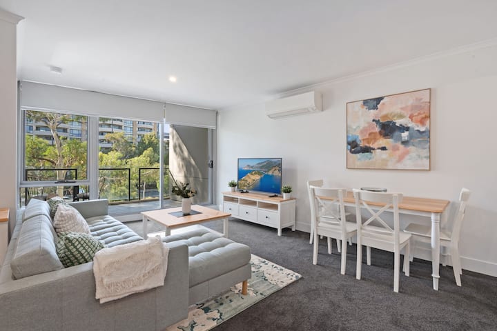 Stylish 1-bed Apartment With Balcony & Pool Access - Canberra