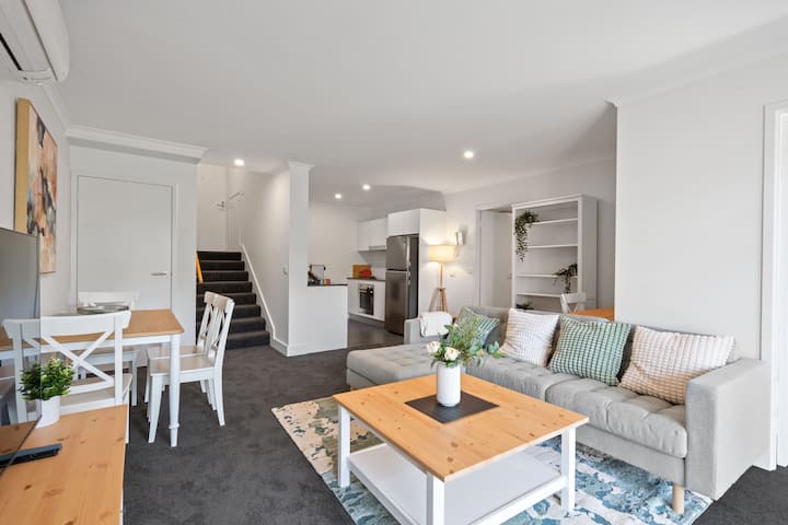 Stylish 1-bed Apartment With Balcony & Pool Access - Australia