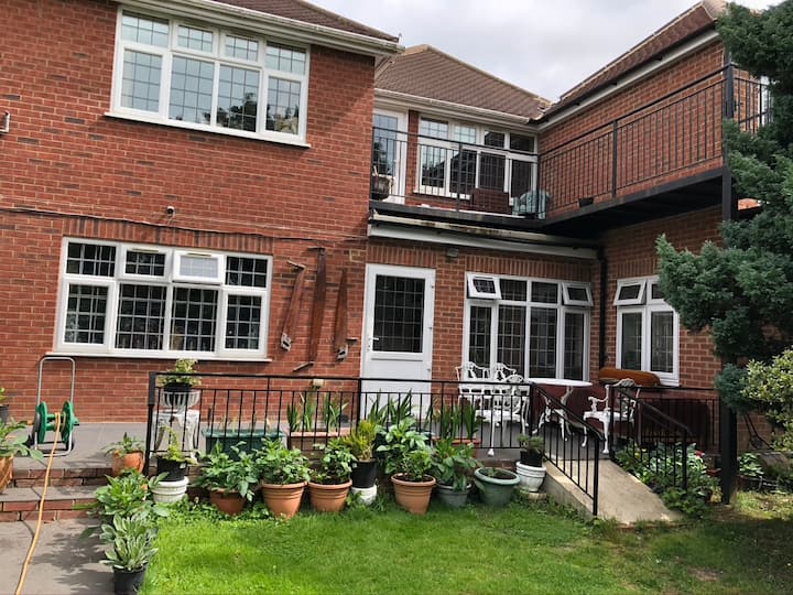 1-bed Unit 10 Minute Drive From Hellfire Caves - High Wycombe