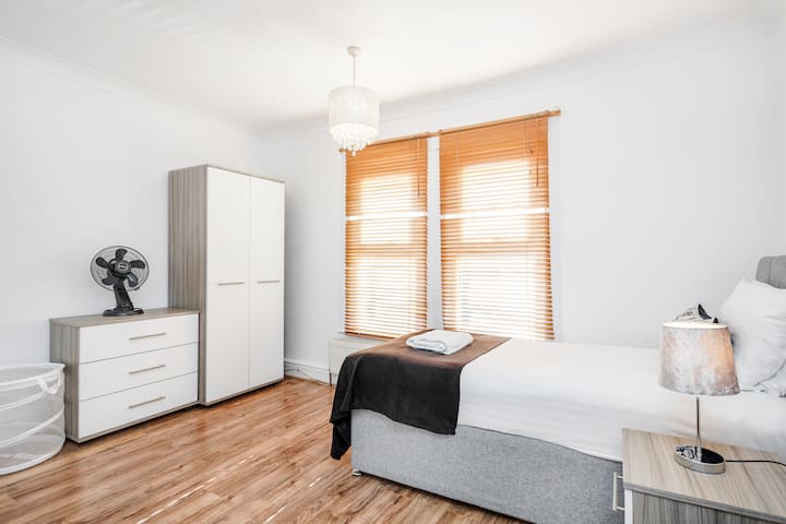 4 Bed House - Sleeps 8 - Garden - Parking - Wifi - Chelmsford