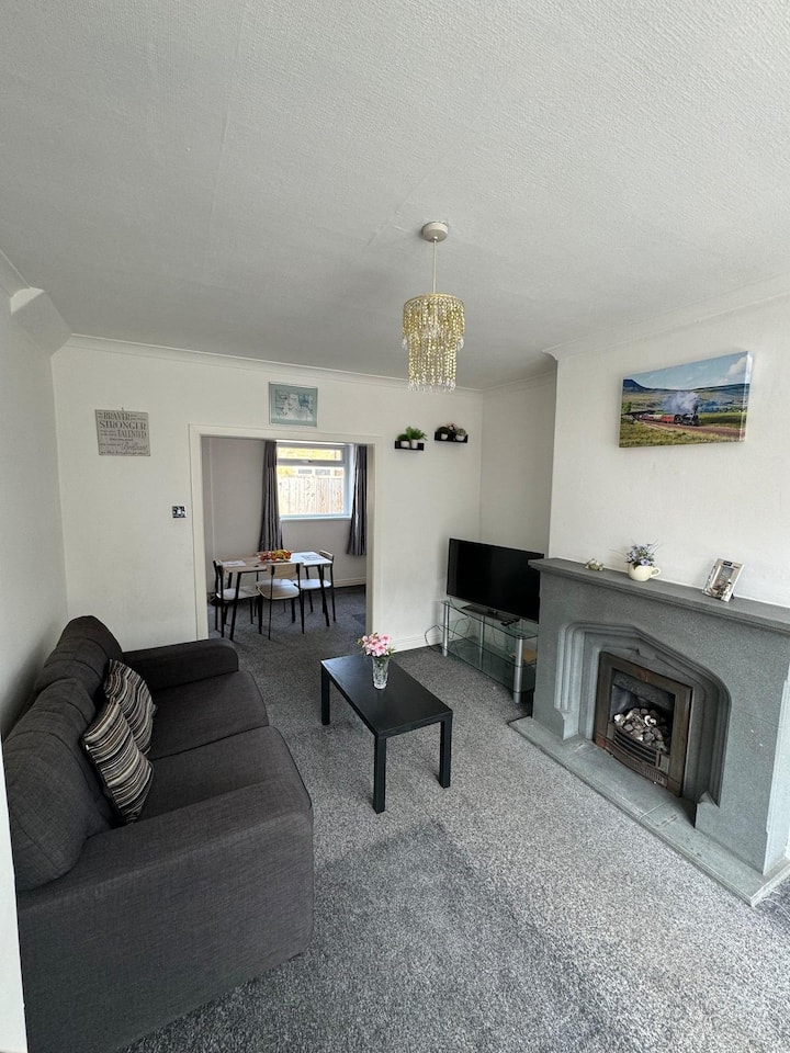 Hartlepool - 2 Bedroom - Near Seaside - Sleeps 5 - Hartlepool
