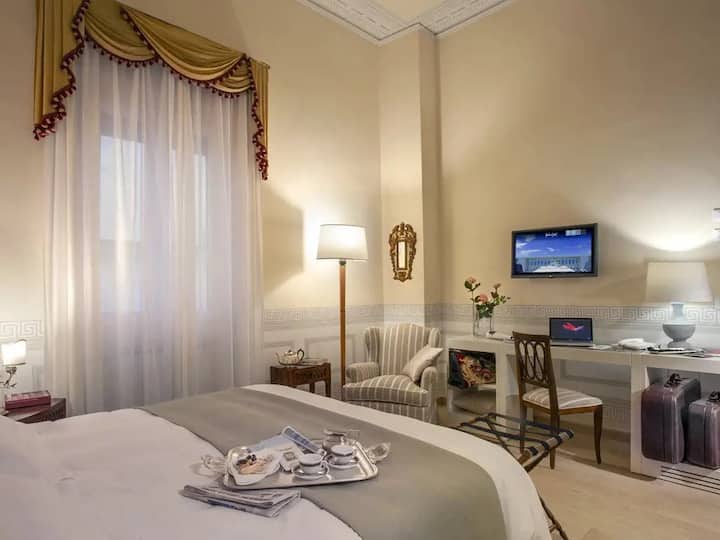 Cozy Room In Beachfront Property In Viareggio - Viareggio