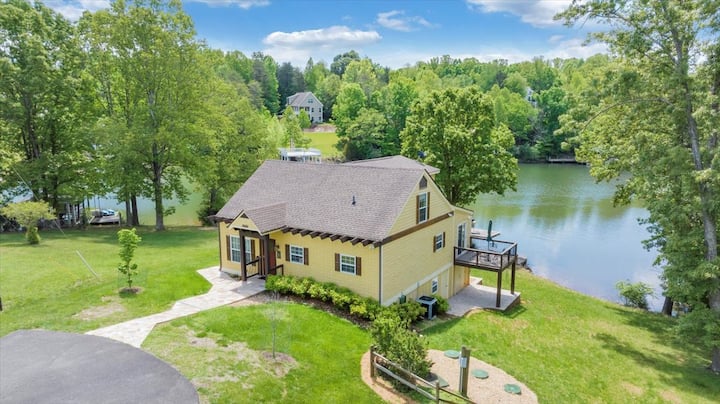 Cape Cottage - Private Dock & Fire Pit - Smith Mountain Lake