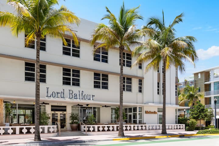 Walk To The Beach | Rooftop Terrace & Pool - Miami Beach, FL