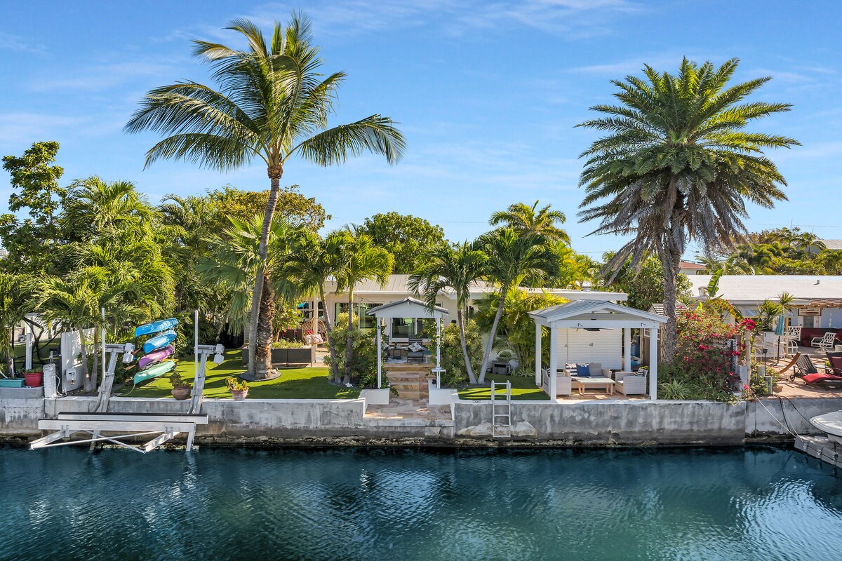 Retraite sur la côte de Key Haven : bord de canal avec piscine ...