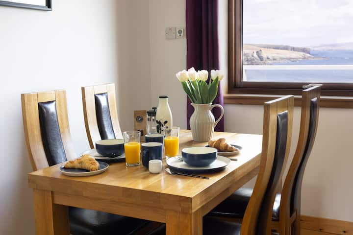 Shoreside Retreat; Stunning Views, Quiet Location - Lerwick