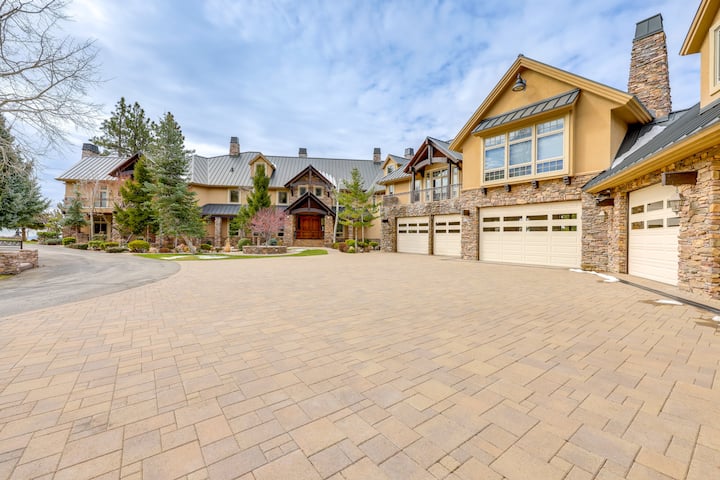 Hot Tub + Views: Luxe Mountain Escape In Yucaipa - Banning, CA