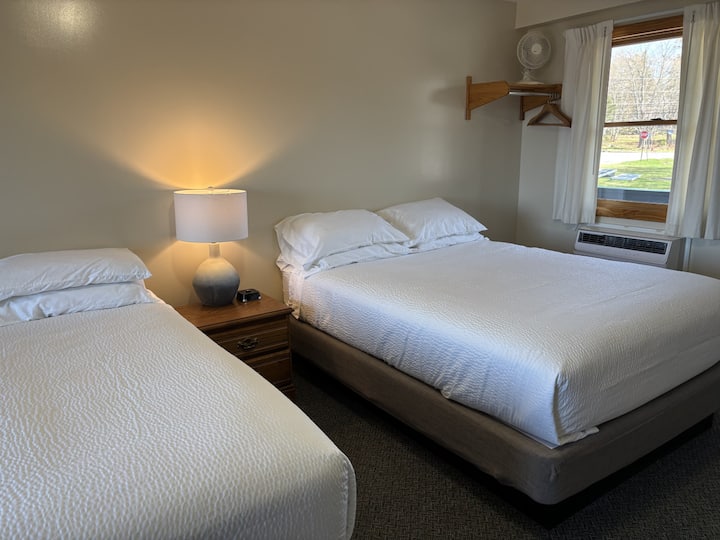 Juniper Motel *Waterfront *Dogs*double Queen*rm13 - Greenville, ME