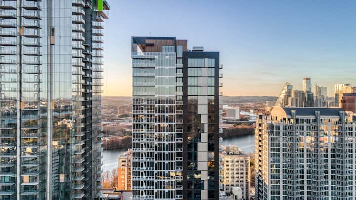 Sleeps 34! 11 Condos, High Rise W/ Luxe Amenities - Austin, TX