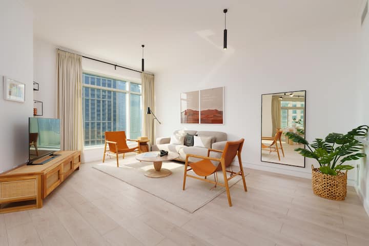 Chic 2br Downtown Haven W/ Balcony & City Views - Dubai