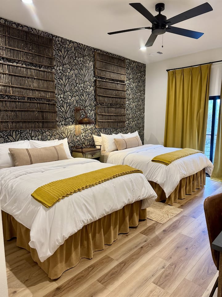 Gaines Ranch On The Square | The Lazy Spur Suite | - Wimberley