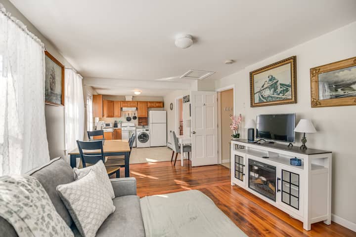 9 Mi To Beach: Home W/ Private Yard In Westport - Tiverton, RI