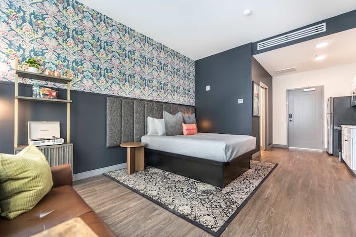 Light-filled Stay With Etta James Flair - Macon, GA