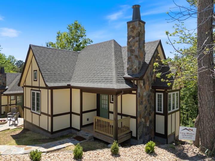 Storybook Cottage At Tudor Suite - Eureka Springs, AR