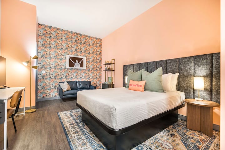 Otis Meets Little Richard Stay Walk Score 63 - Macon, GA