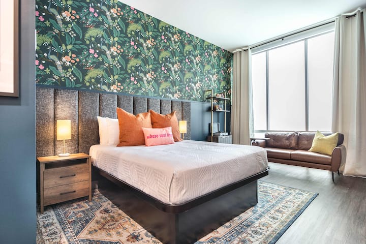 Bold And Bright Stay With Cher & Etta James Flair - Macon, GA