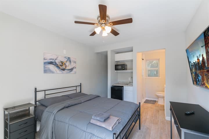 Spacious 1 - Bedroom Apt W/ Queen Bed & Bath - Houston, TX