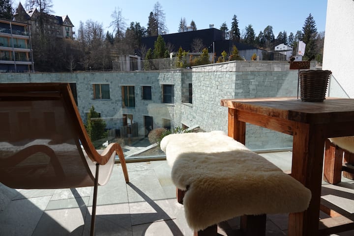 Sleek Mountain Escape | Light & Airy - Flims