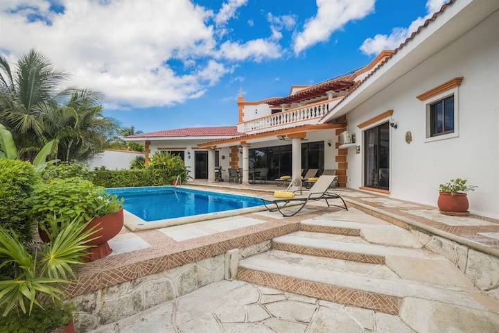 Lavish Gardens, Large Pool, 2 Blocks To Ocean - Cozumel