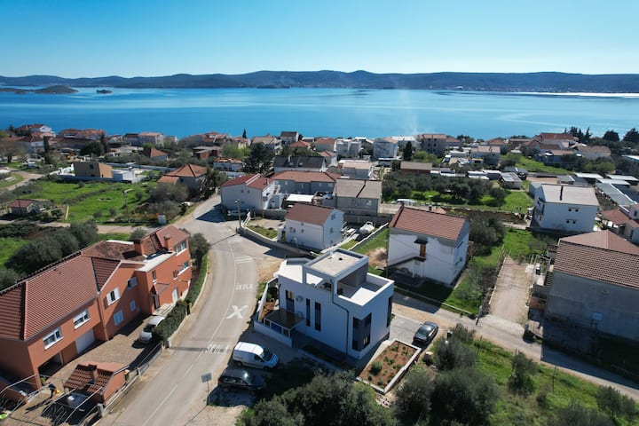 Lada Holiday Home With Private Swimming Pool - Sukošan