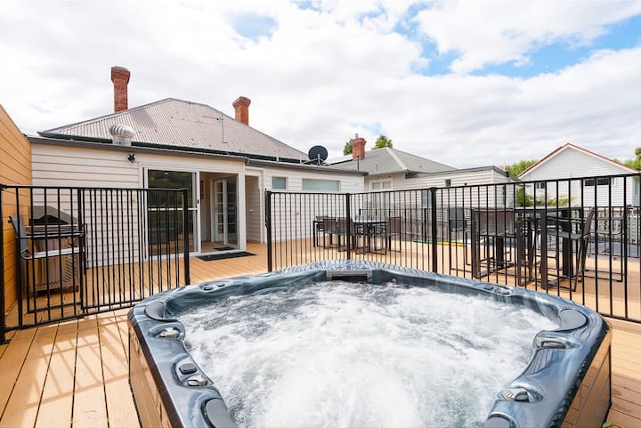 Wilson Cottage—historic Charm Meets Modern Comfort - Hobart