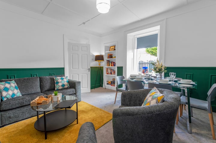 Huge 4-bed House, Garden, Dog Friendly, Next To M8 - Motherwell