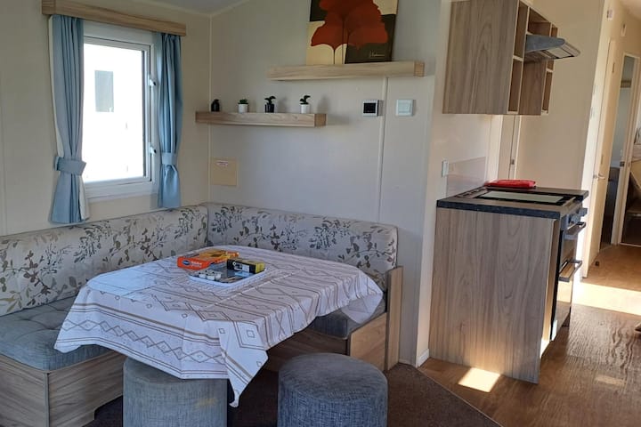 3 Bedroom Caravan - Sleeps 8, Parking, Pets, Beach - Hastings