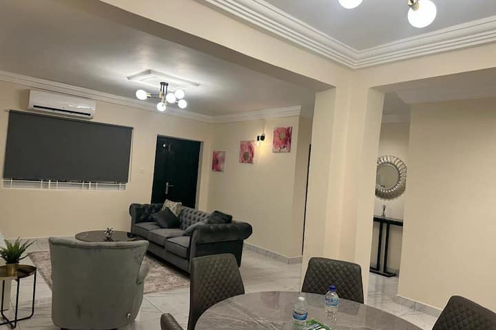 3 Bed Apartment Sleeps 6 - Ensuites, Parking, Wifi - Sierra Leone