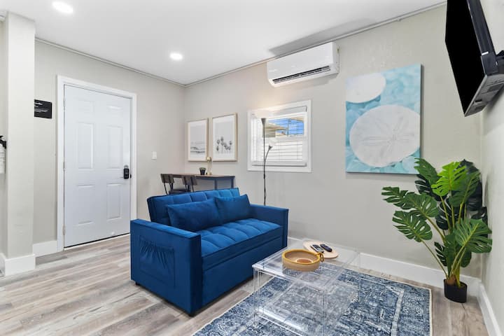 Escape Winter To Sala Suite #6! 2 Blocks To Beach! - St. Pete Beach, FL