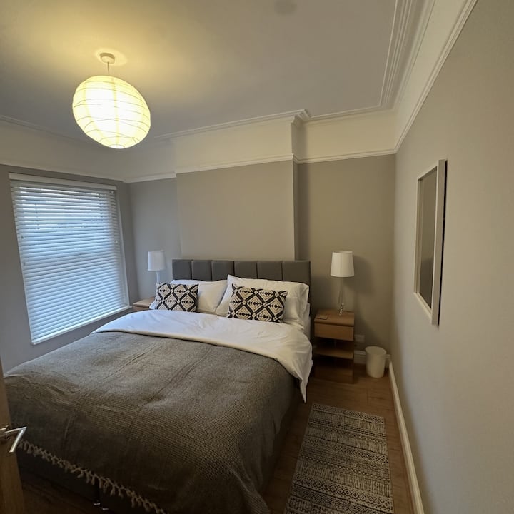 Comfortable 4 Bedroom Townhouse - Wirral