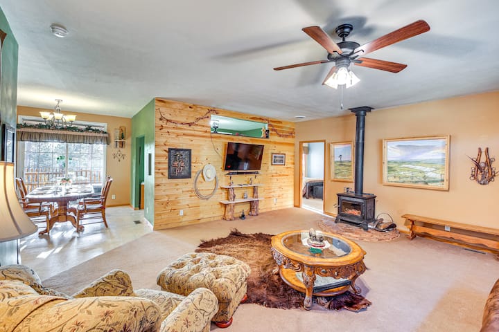 5 Mi To Town: Mtn-view Gem W/ Deck In Hot Springs - Hot Springs, SD