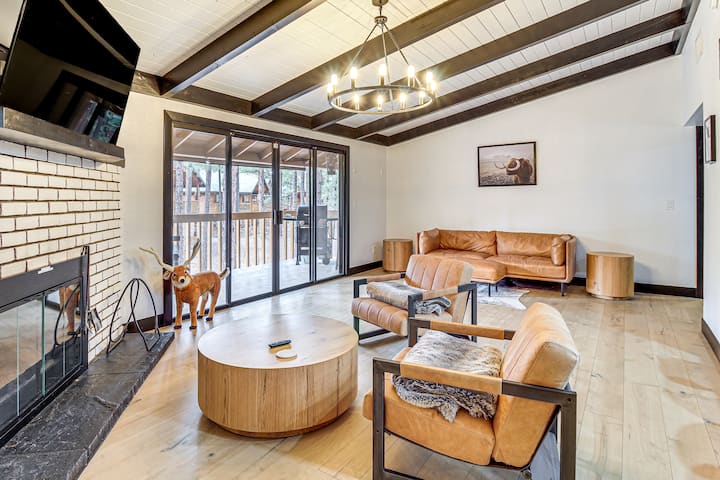 Sledding Thrills & Fireside Warmth: Pinetop Home - パイントップ=レイクサイド, AZ