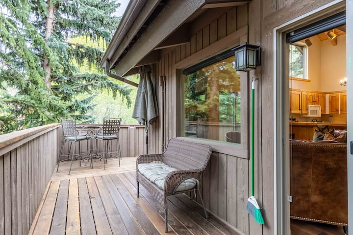 The Pines Retreat | Walk To The Lift - Ketchum, ID