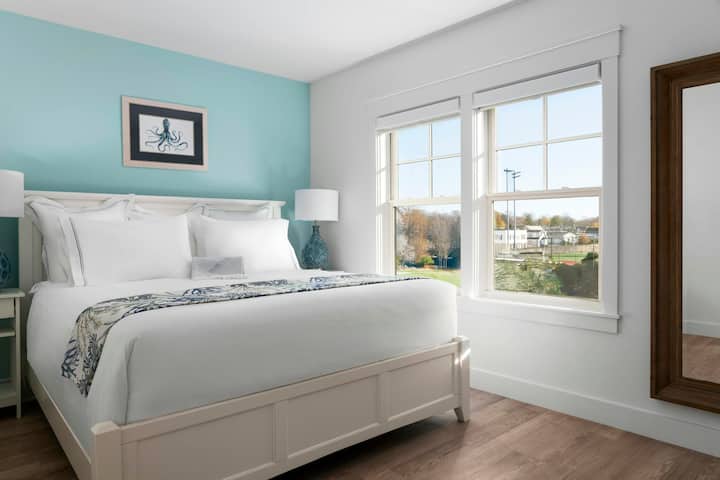 Spacious, Inviting Suite Near Newport Sights - Newport, RI