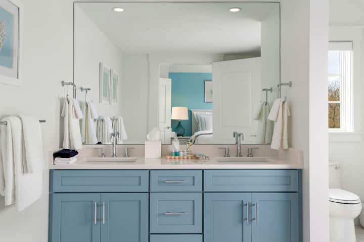 Steps From Bellevue Ave & Cliff Walk - Newport, RI