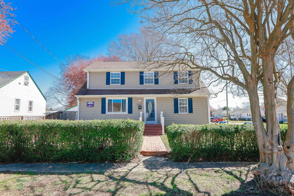 Sojourn Spacious Family Retreat with Fenced Backya - Houses for Rent in ...