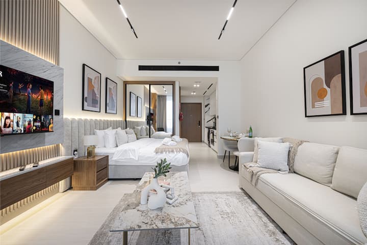 Private Jacuzzi + Canal View + Infinity Pool - Dubai